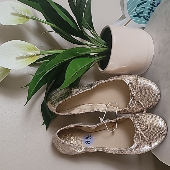 Shoes | Vince Camuto Eryn Gold Flats With Bow Size 85 | Poshmark